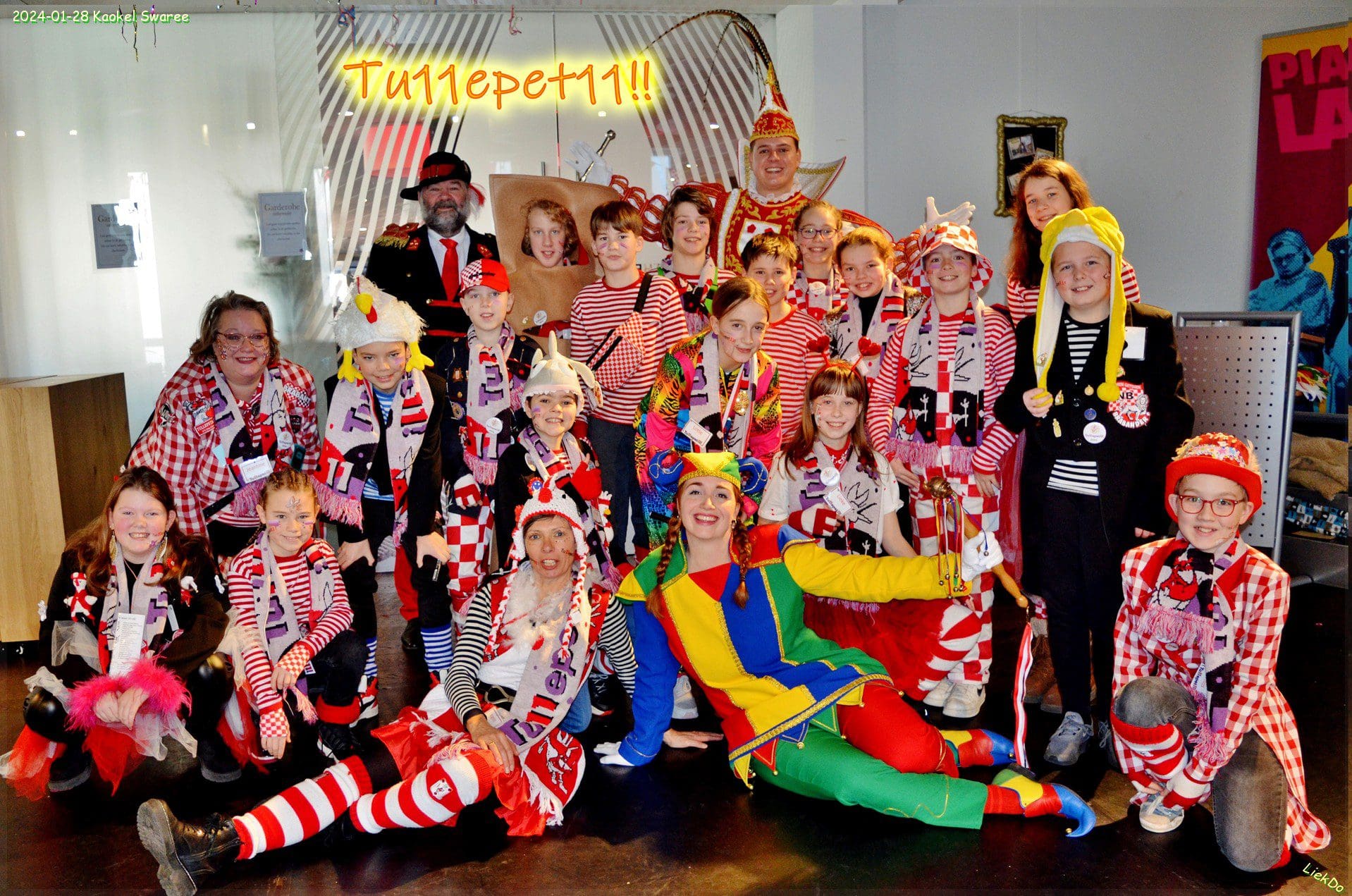 Tu11epet11! Lunchen met Prins Wiebe, Nar Loes, en Sjampetter Rinus ...